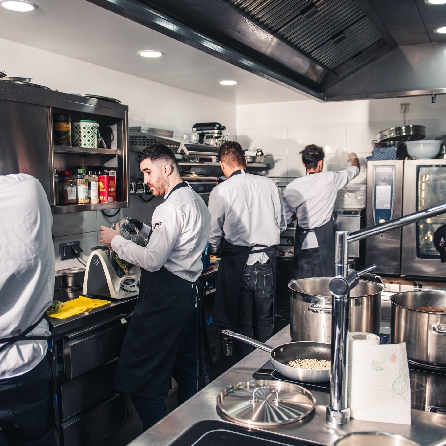 A LA CARTE – Anthony's Kitchen GmbH Moerser Str 81 40667